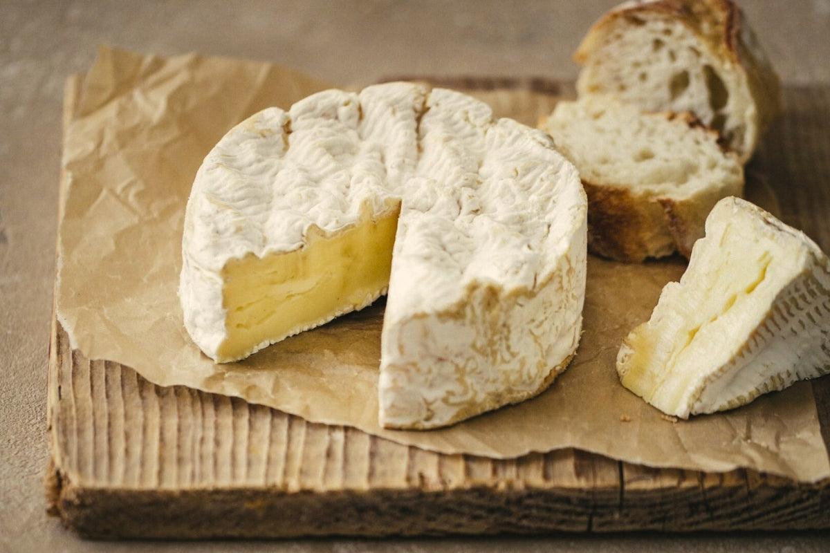 Camembert au lait cru, laitier ou AOP : quelles différences et comment ...
