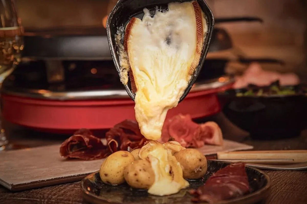 La Raclette : Origines, Traditions et Variantes Gourmandes - Fromagerie ...